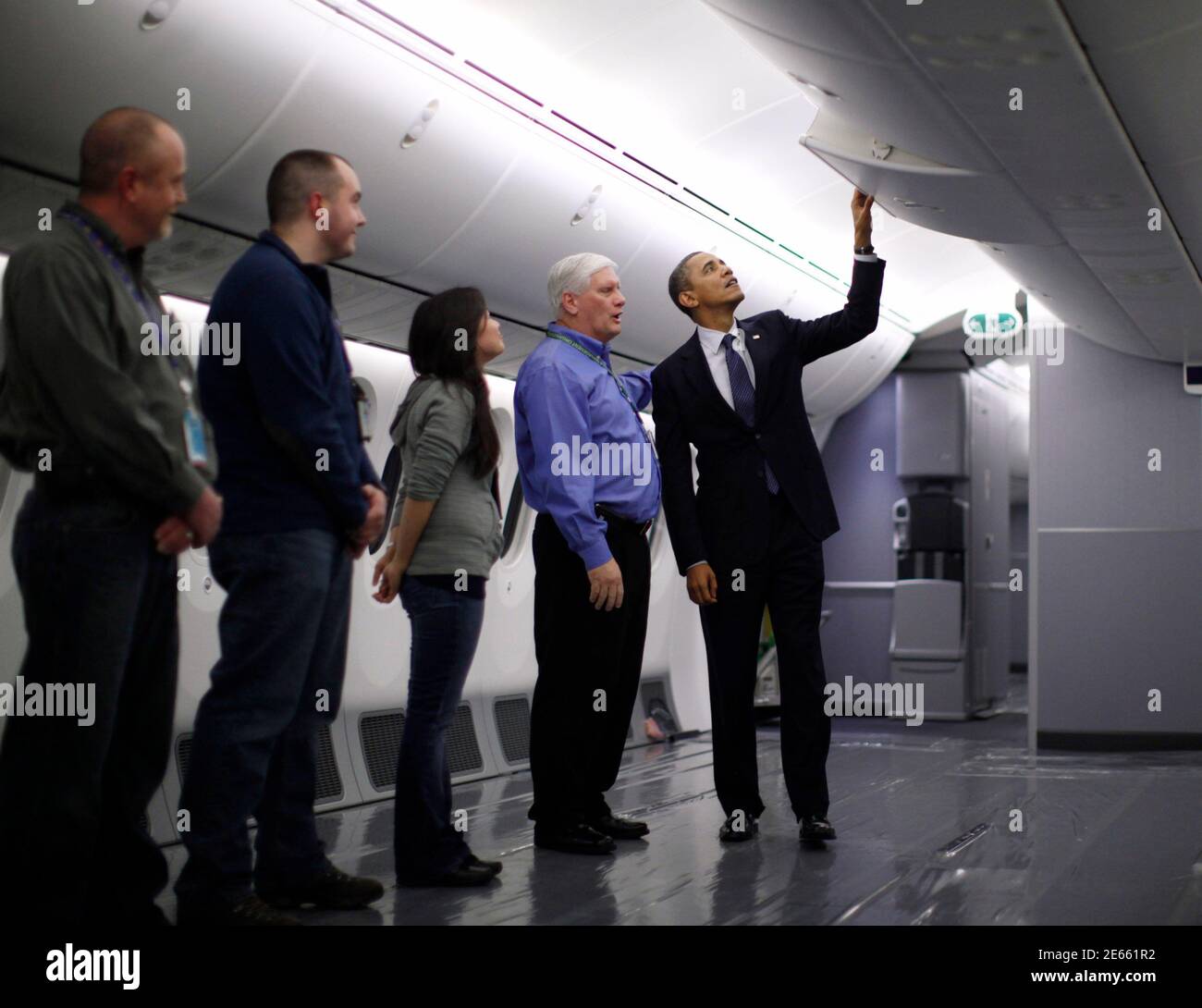 Boeing 787 dreamliner overhead hi-res stock photography and images - Alamy