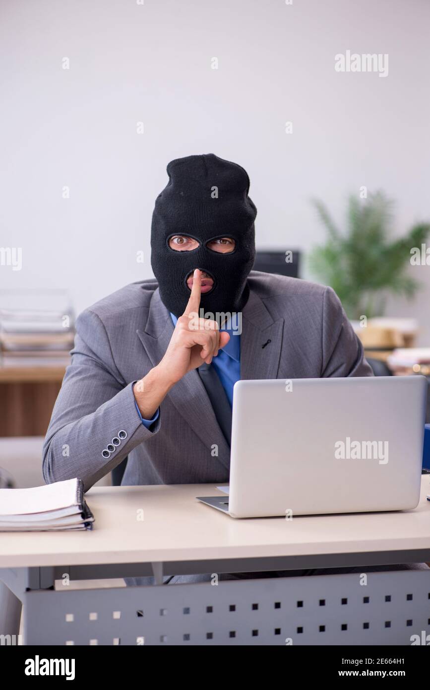 Reporting online scam hi-res stock photography and images - Alamy