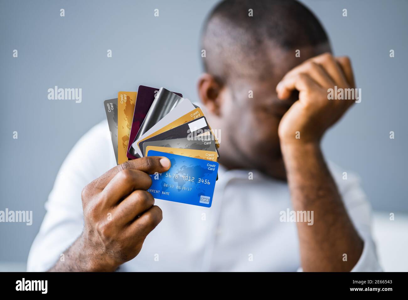 What is the downside to having too many credit cards? Leia aqui: Is 7 ...