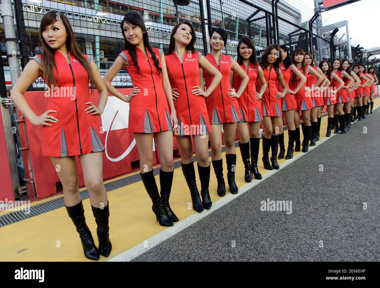 Grid girls stand singapore grand hi-res stock photography and images ...