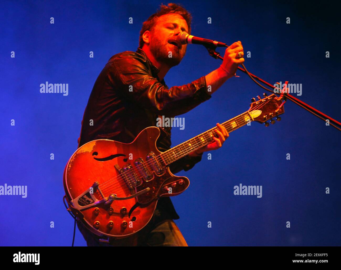 the-black-keys-guitarist-dan-auerbach-plays-on-the-main-stage-at-the
