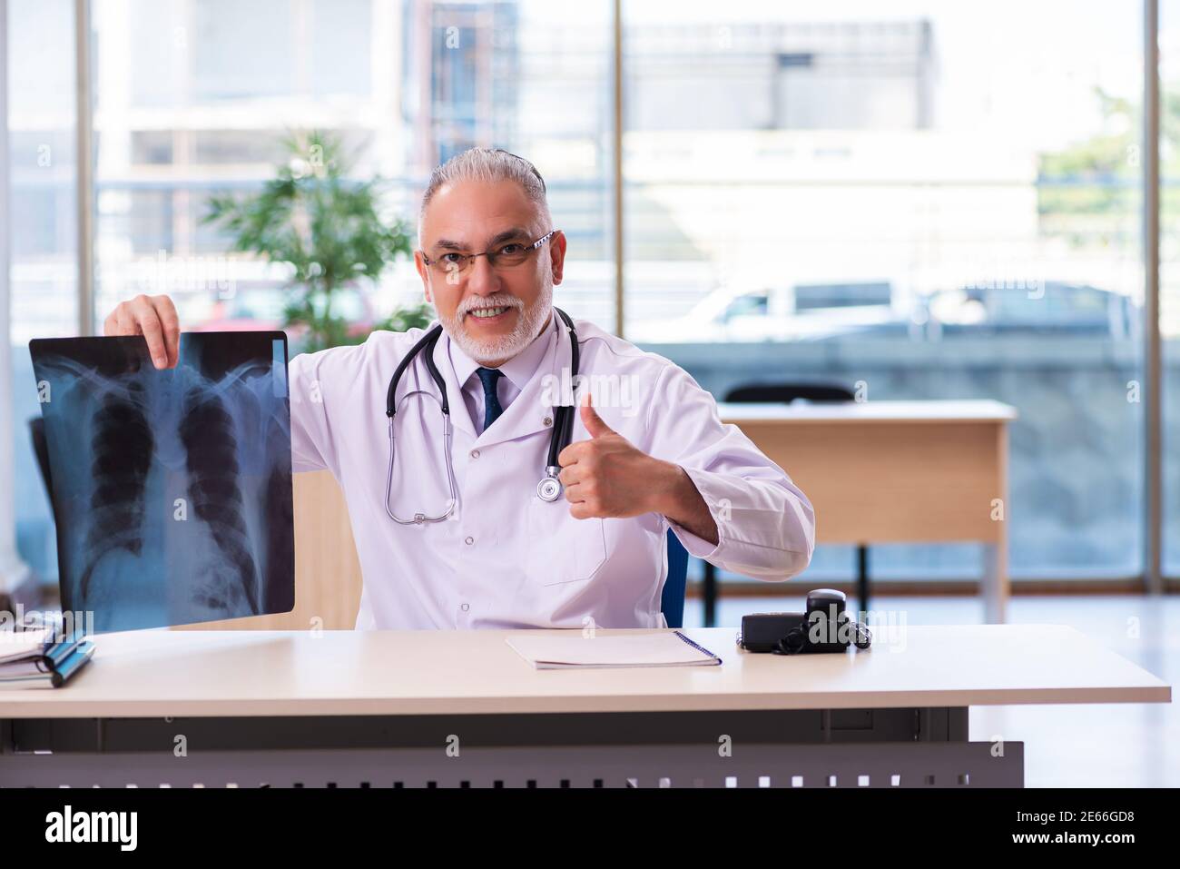 Old doctor radiologist working in the clinic Stock Photo - Alamy