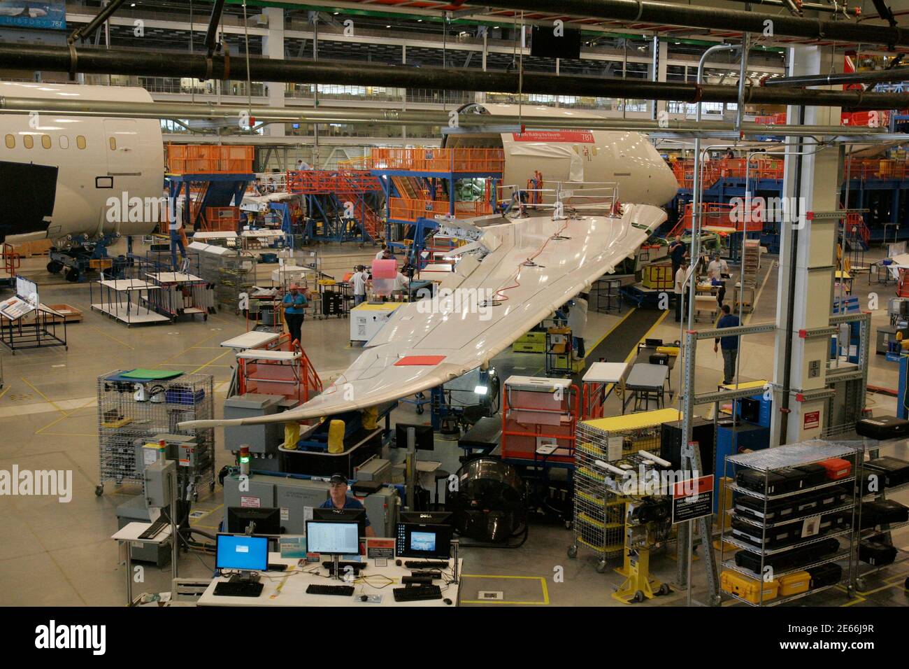 Boeing 787 aircraft assembly hi-res stock photography and images - Alamy