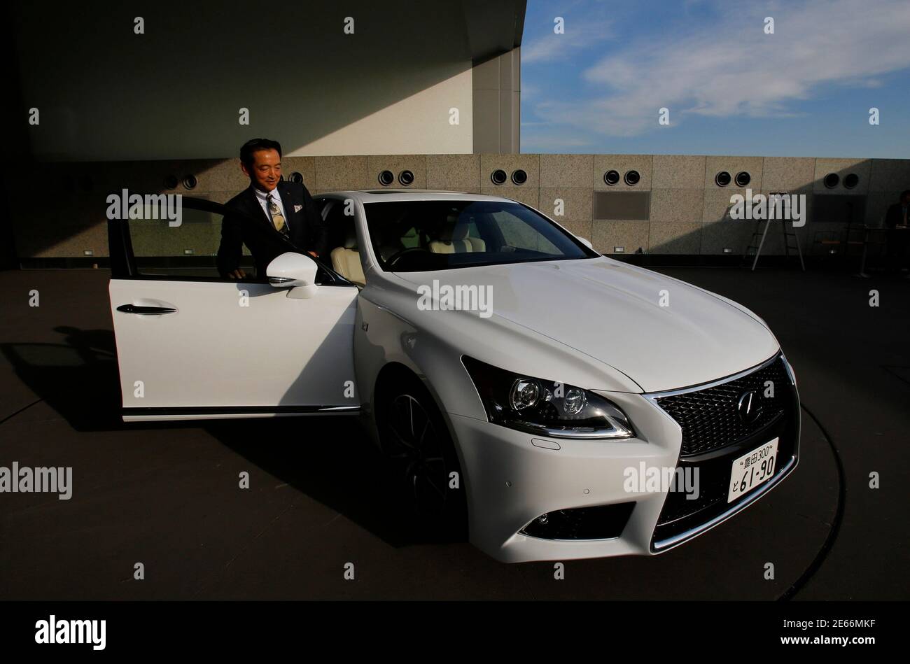 Lexus signs hi-res stock photography and images - Alamy