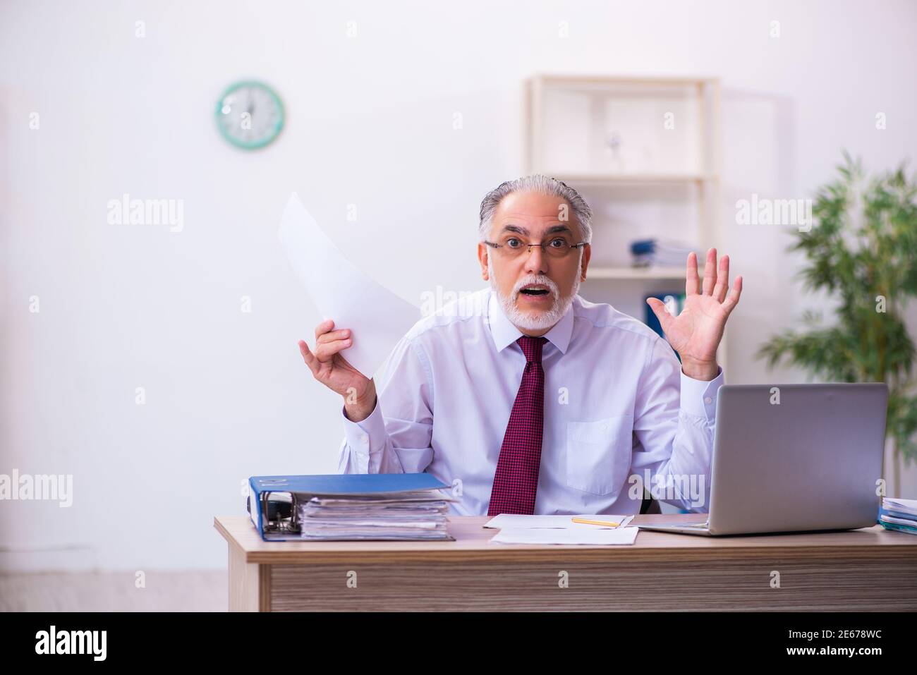 Old employee working in the office Stock Photo - Alamy