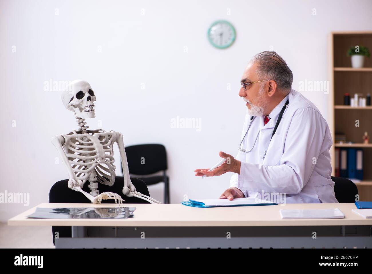 Old doctor and skeleton patient in the clinic Stock Photo - Alamy