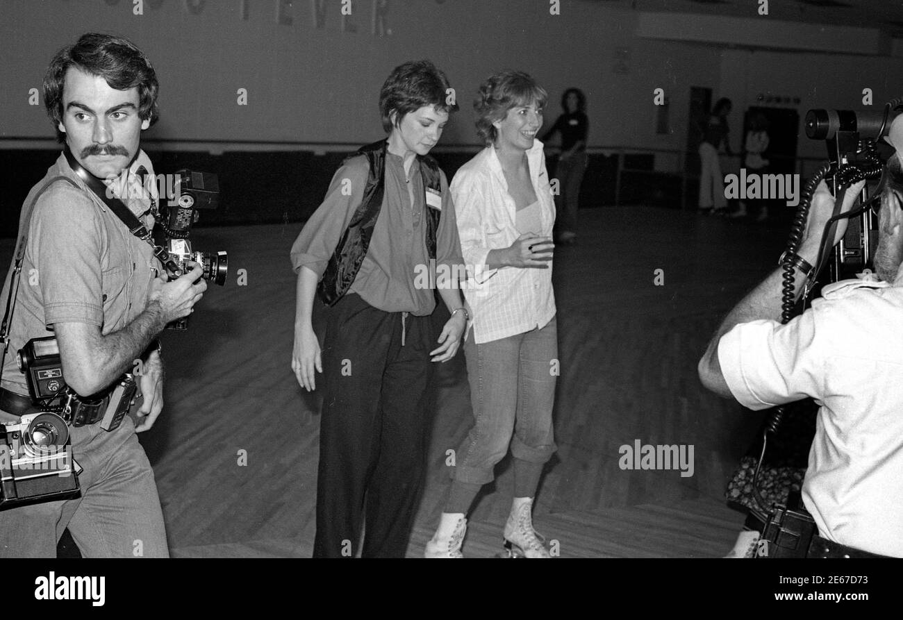 Cindy Williams, Penny Marshall roller skating at Flippers in West ...