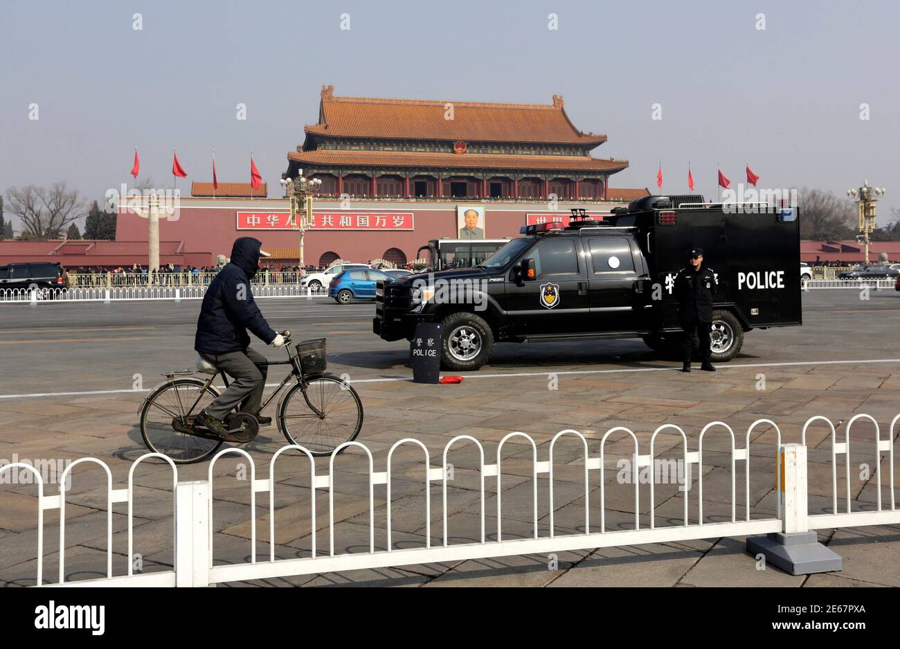 China swat team hi-res stock photography and images - Alamy