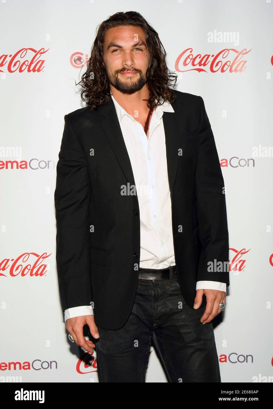 Jason momoa cinemacon male rising hi-res stock photography and images ...