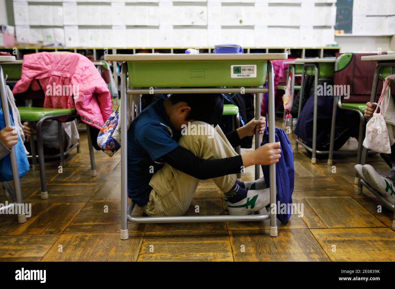 Children under desk japan hi-res stock photography and images - Alamy