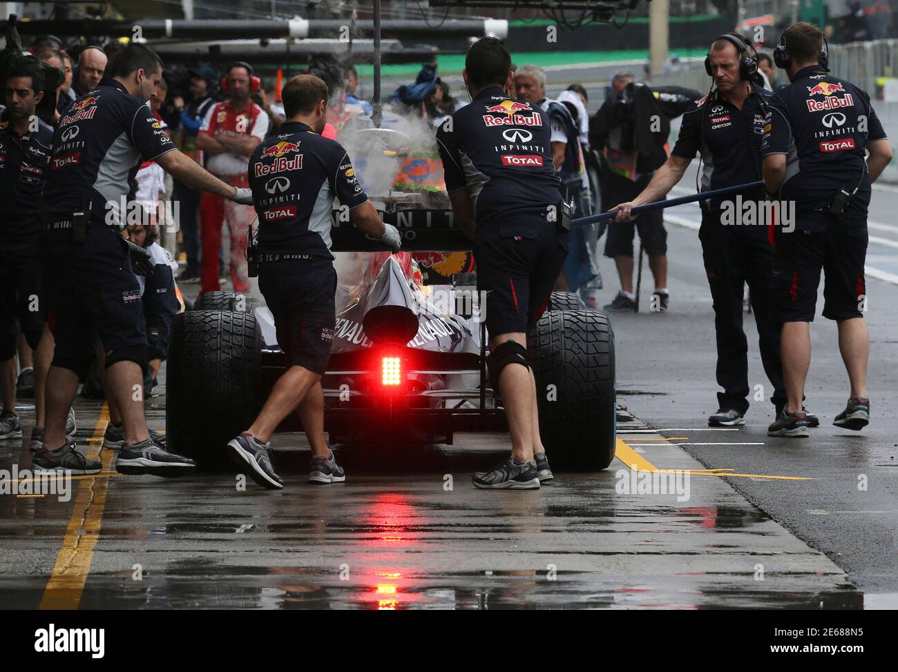 Pit crew red bull formula hi-res stock photography and images - Alamy