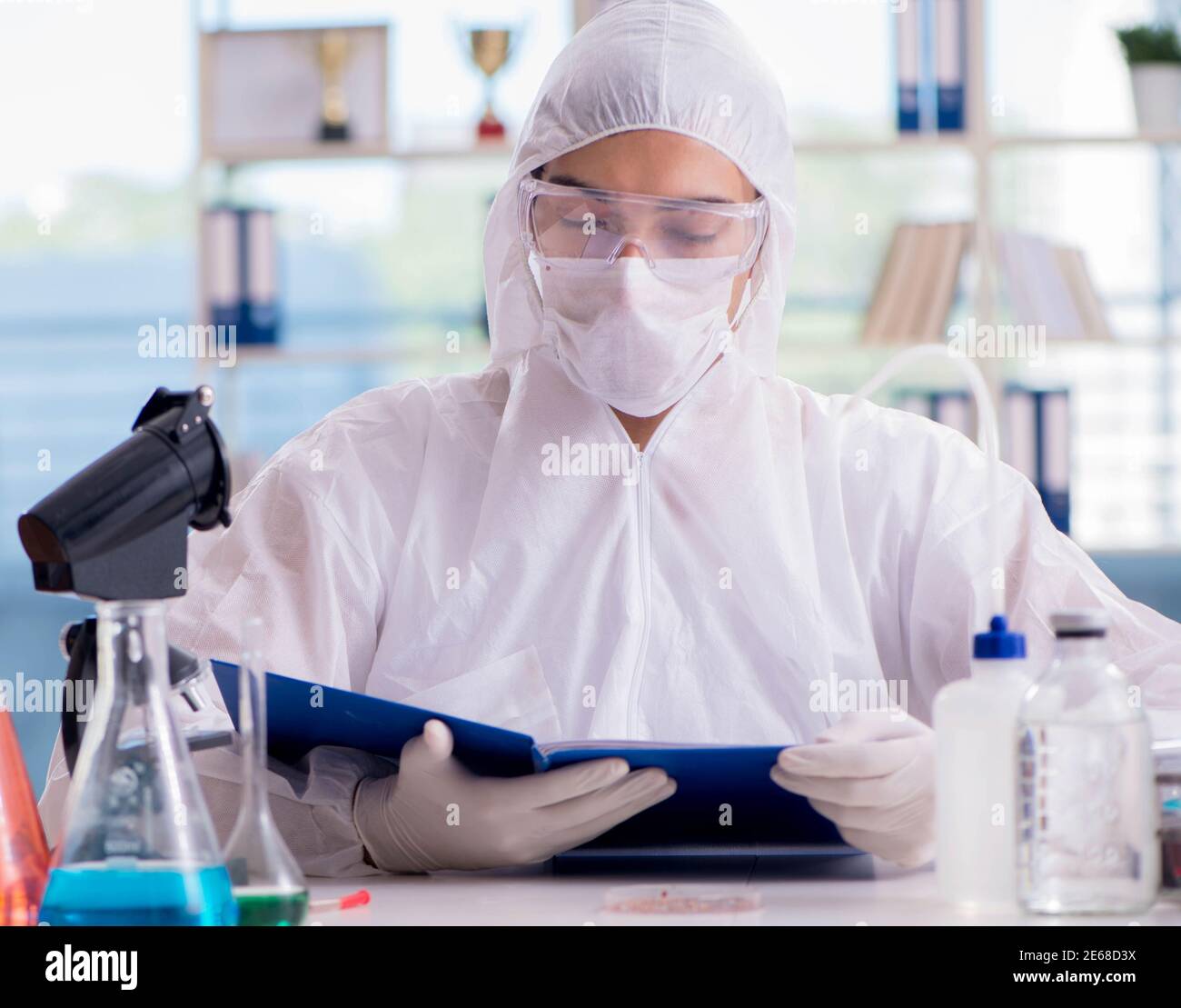 The chemist working in the lab Stock Photo - Alamy