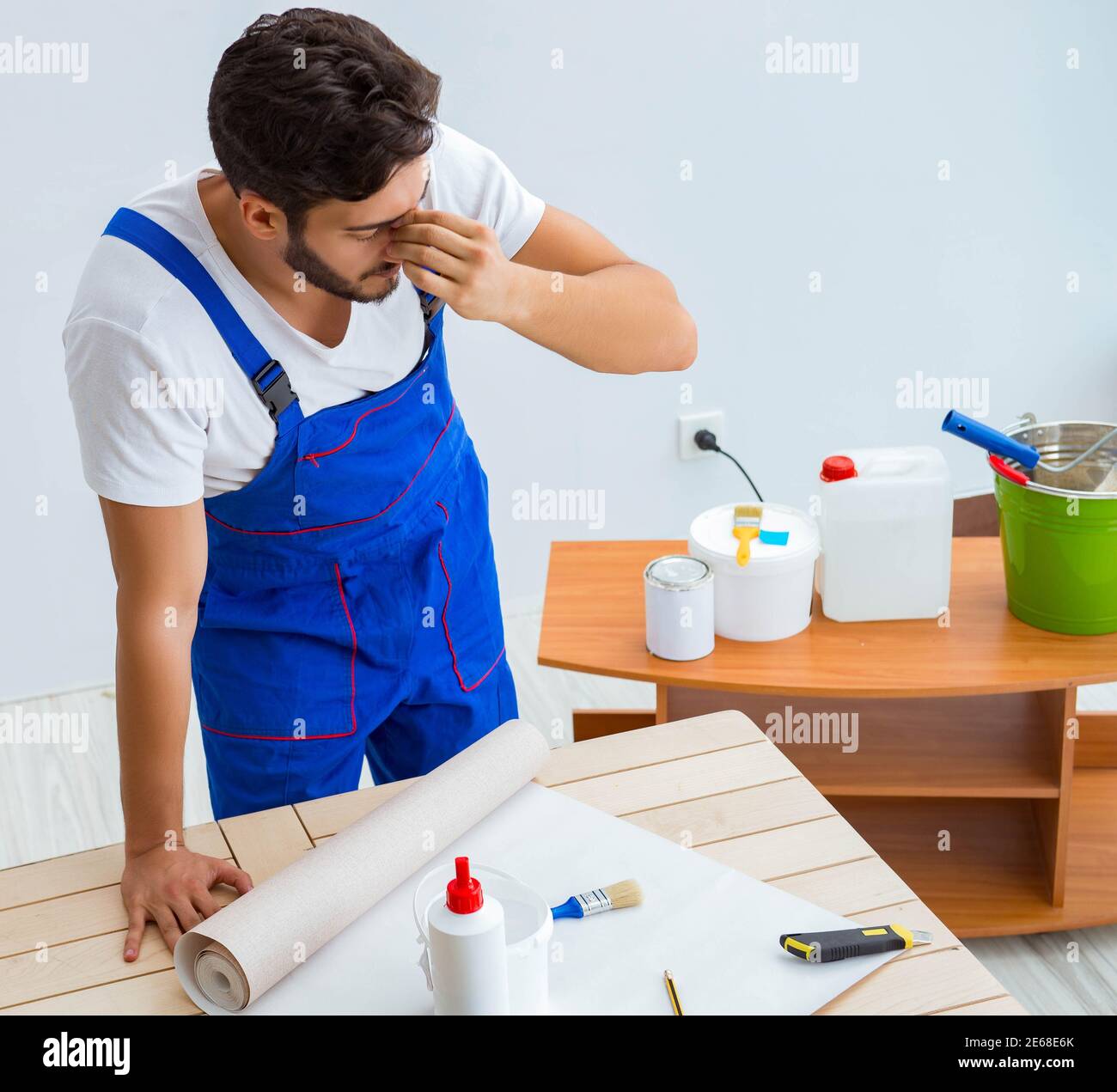 The worker working on wallpaper during refurbishment Stock Photo - Alamy