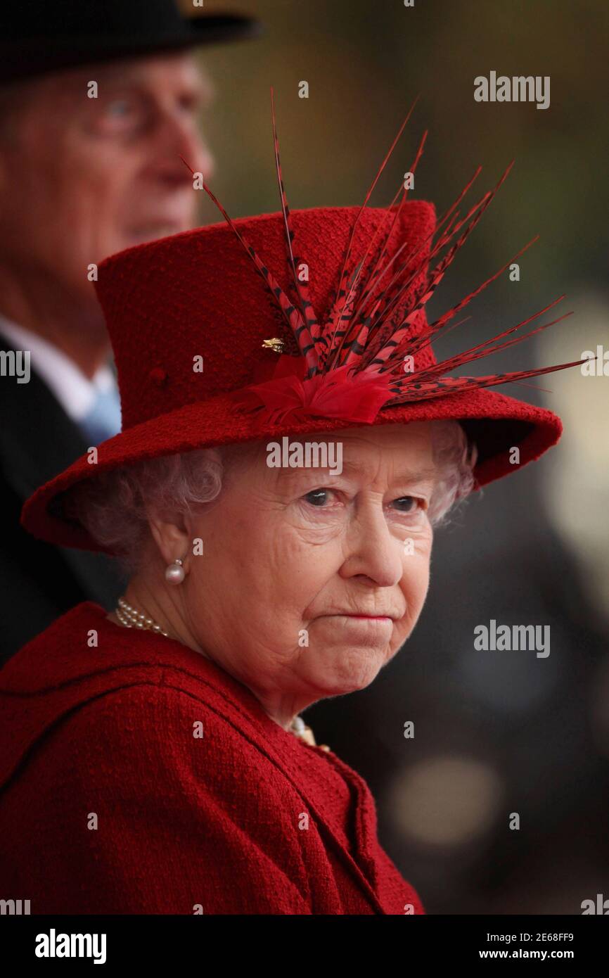 Queen elizabeth ii arrives to greet the emir of qatar hi-res stock ...