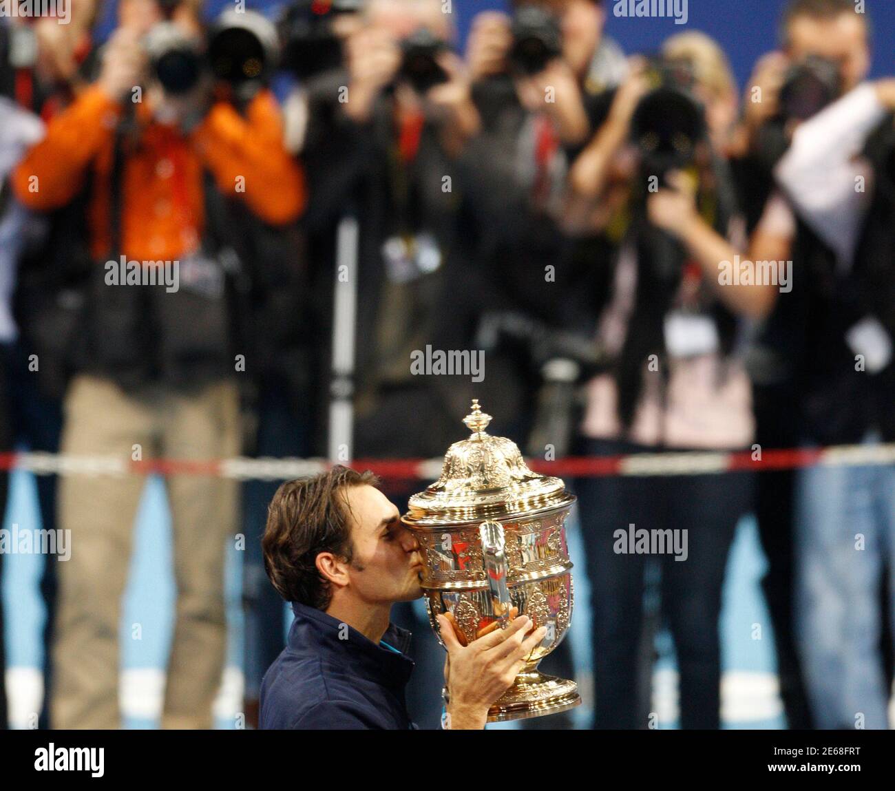 Swiss roger federer kisses trophy hi-res stock photography and images ...
