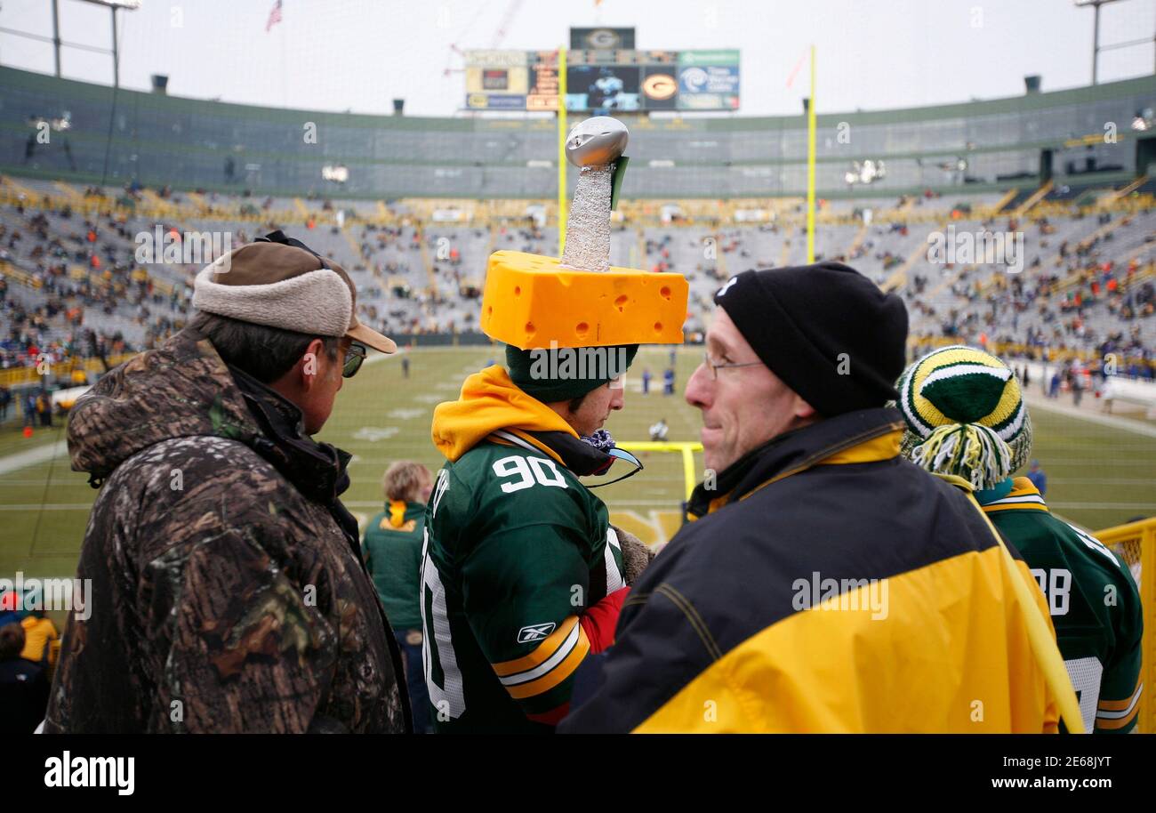 Lambeau field fans hi-res stock photography and images - Alamy