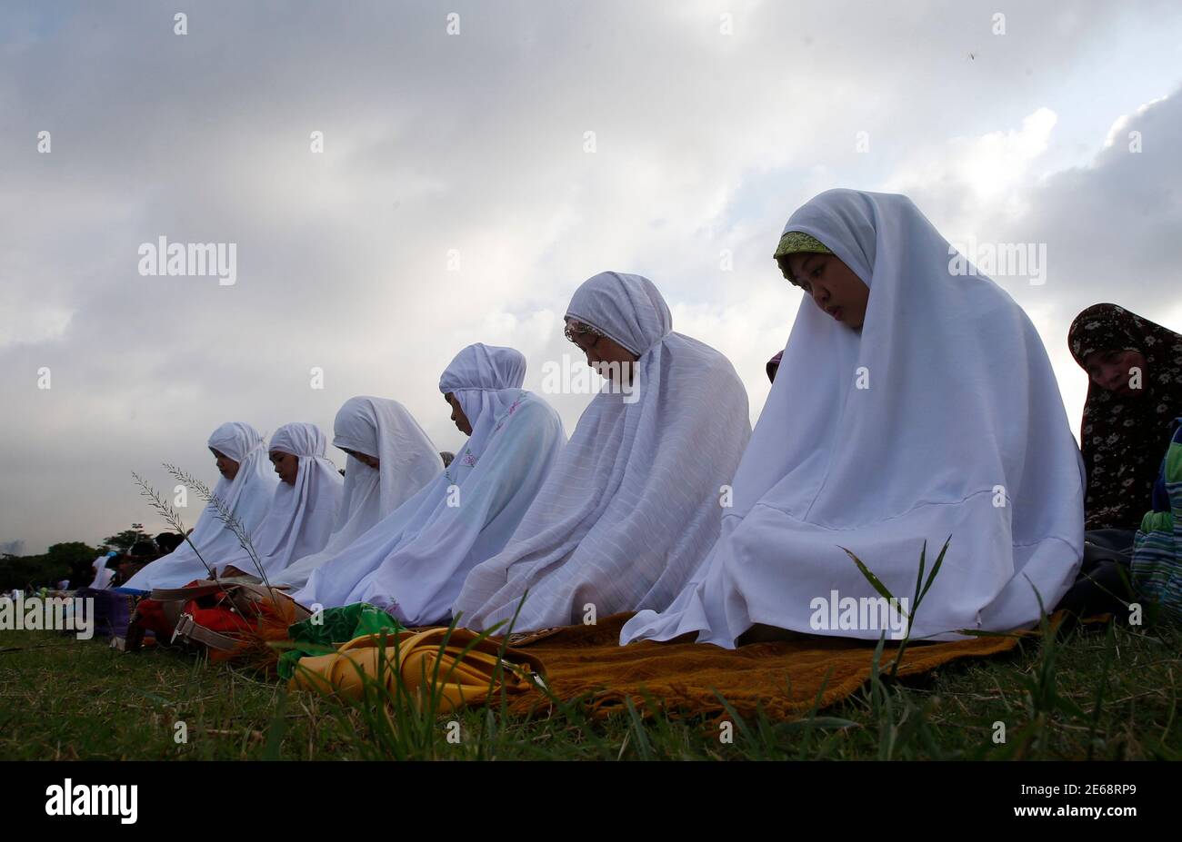 Filipino muslims pray hi-res stock photography and images - Alamy
