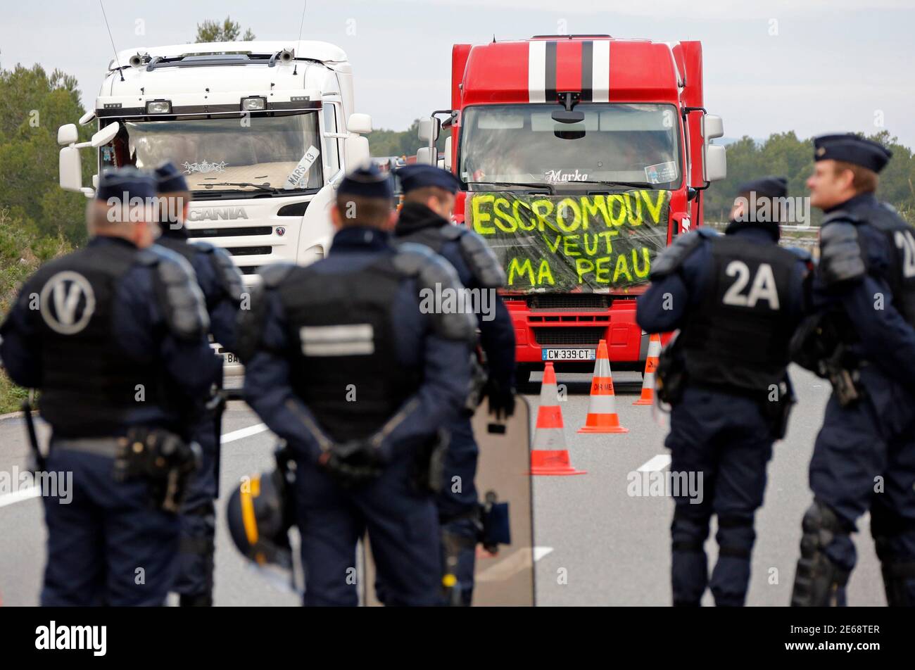 Crs french riot police force hi-res stock photography and images - Alamy