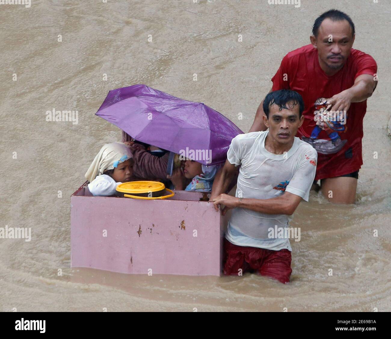 Raft in floods hi-res stock photography and images - Alamy