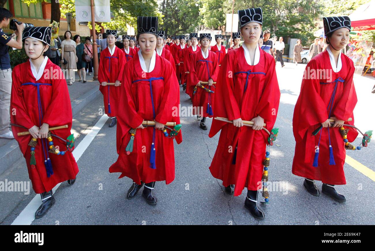 Senior pictures college graduation hi-res stock photography and images ...