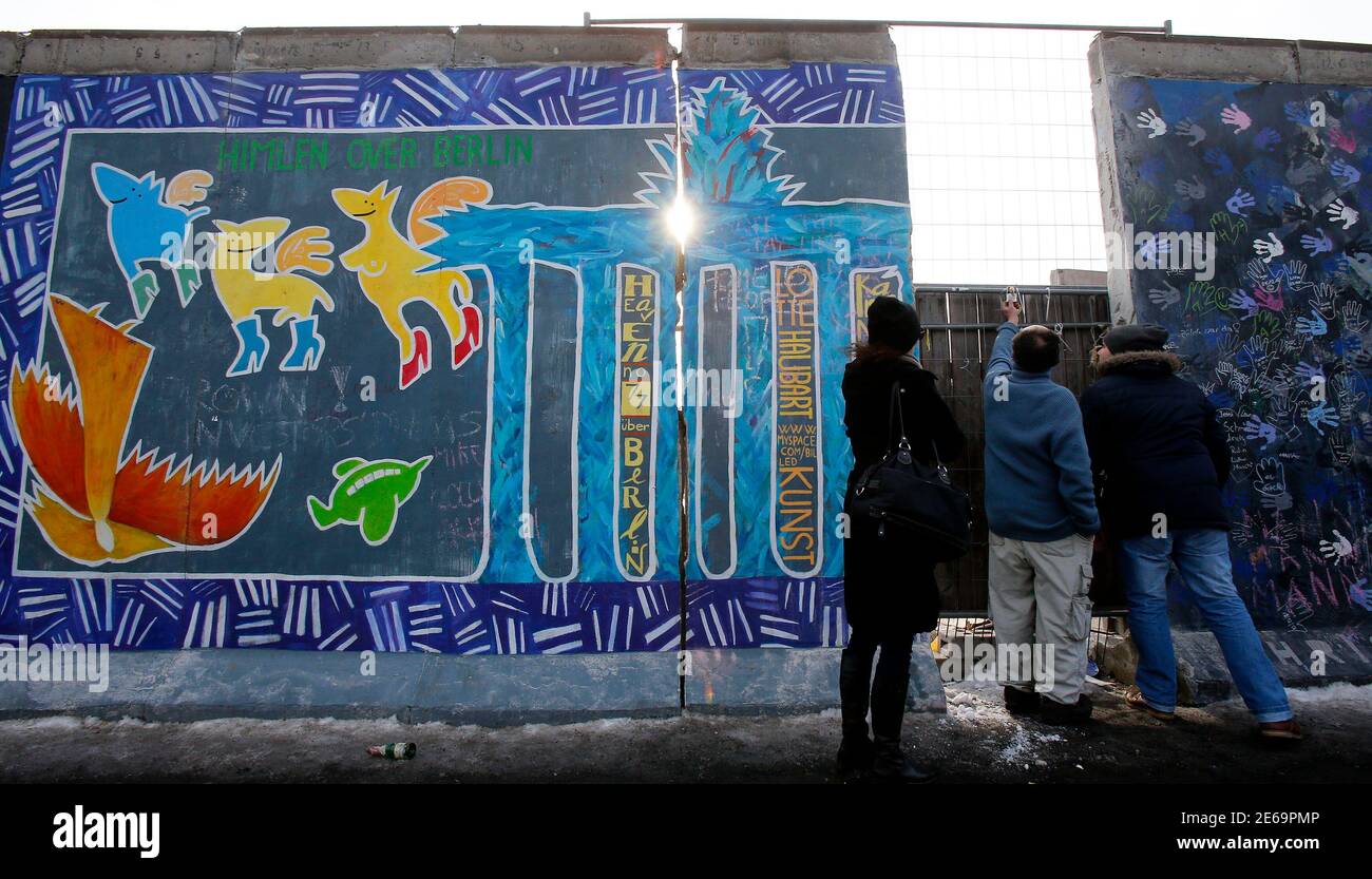 Keith haring berlin wall hi-res stock photography and images - Alamy