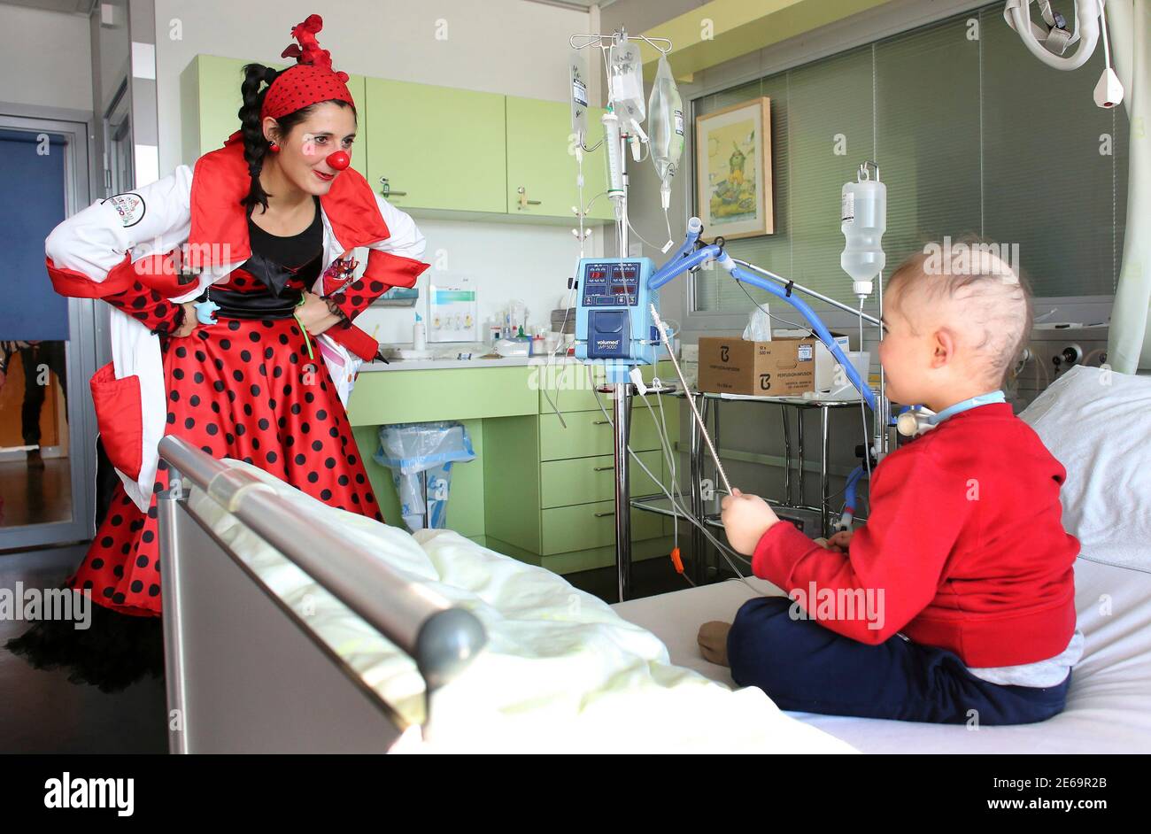 Entertaining children hospital ward hi-res stock photography and images ...