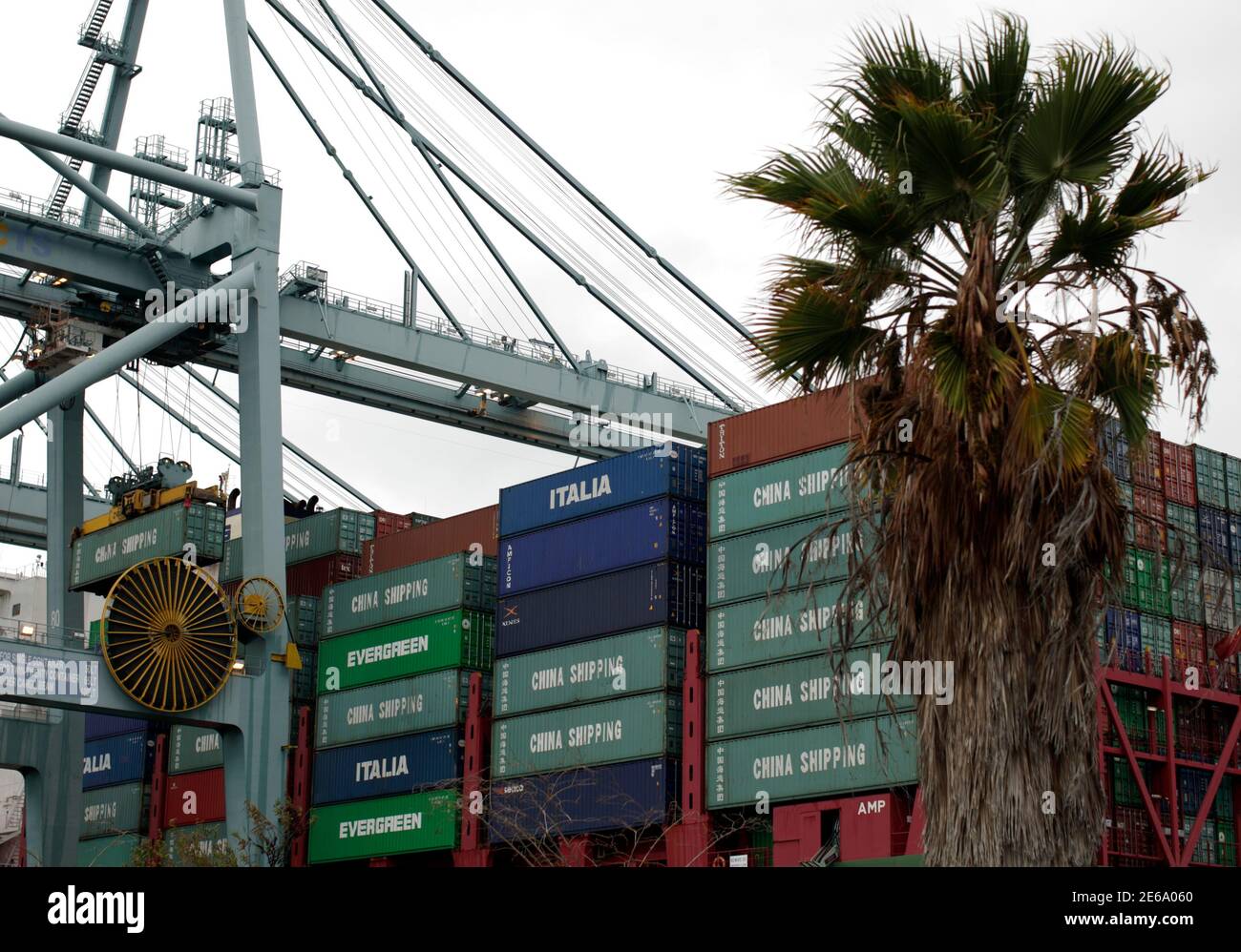 China shipping container hi-res stock photography and images - Alamy