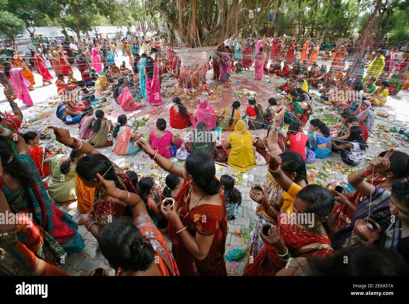 Tree tie up india hi-res stock photography and images - Alamy