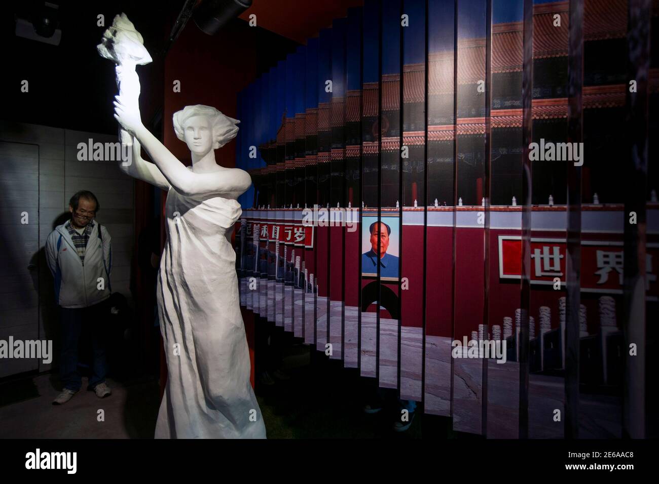 1989 goddess of democracy statue hi-res stock photography and images ...