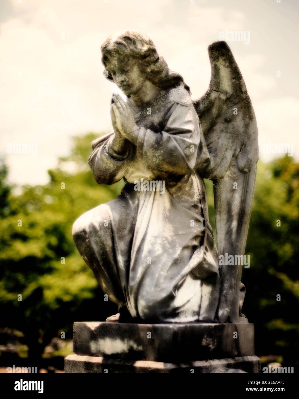 Granite angel statue hi-res stock photography and images - Alamy