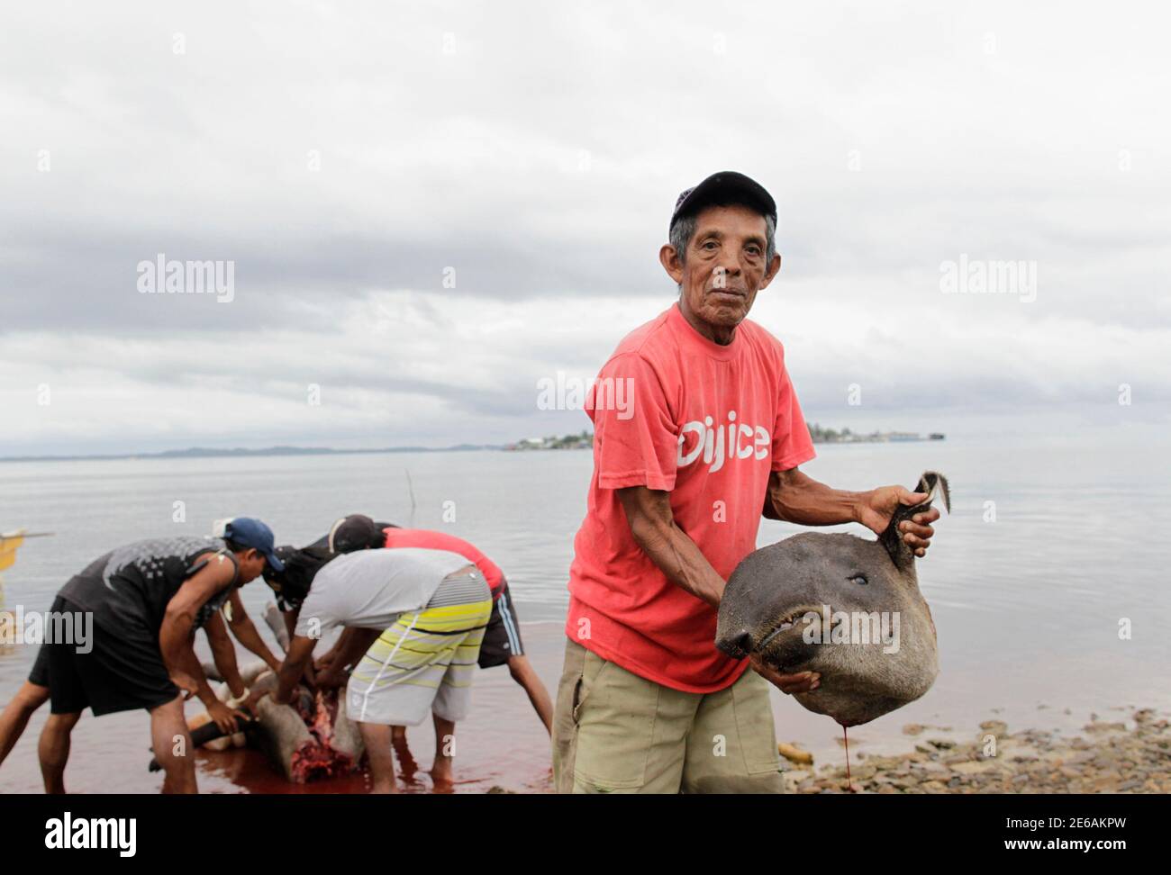 Panama kuna yala guna indigenous hi-res stock photography and images ...