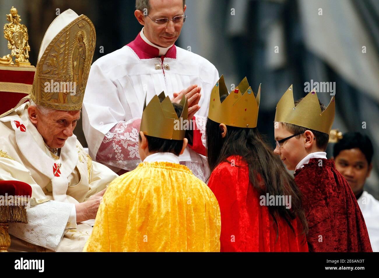 Offertory at mass hi-res stock photography and images - Alamy