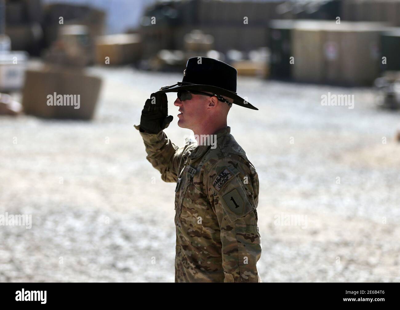 Us military soldier salutes hi-res stock photography and images - Alamy