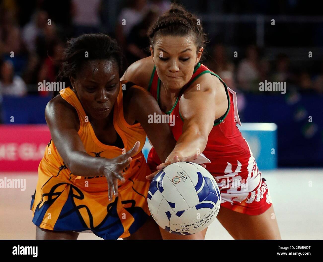 In the commonwealth games womens netball hi-res stock photography and ...