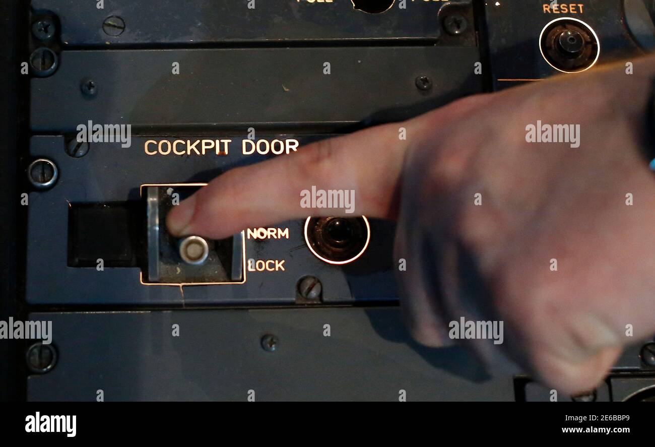 Lock on flight images hi-res stock photography and images - Alamy