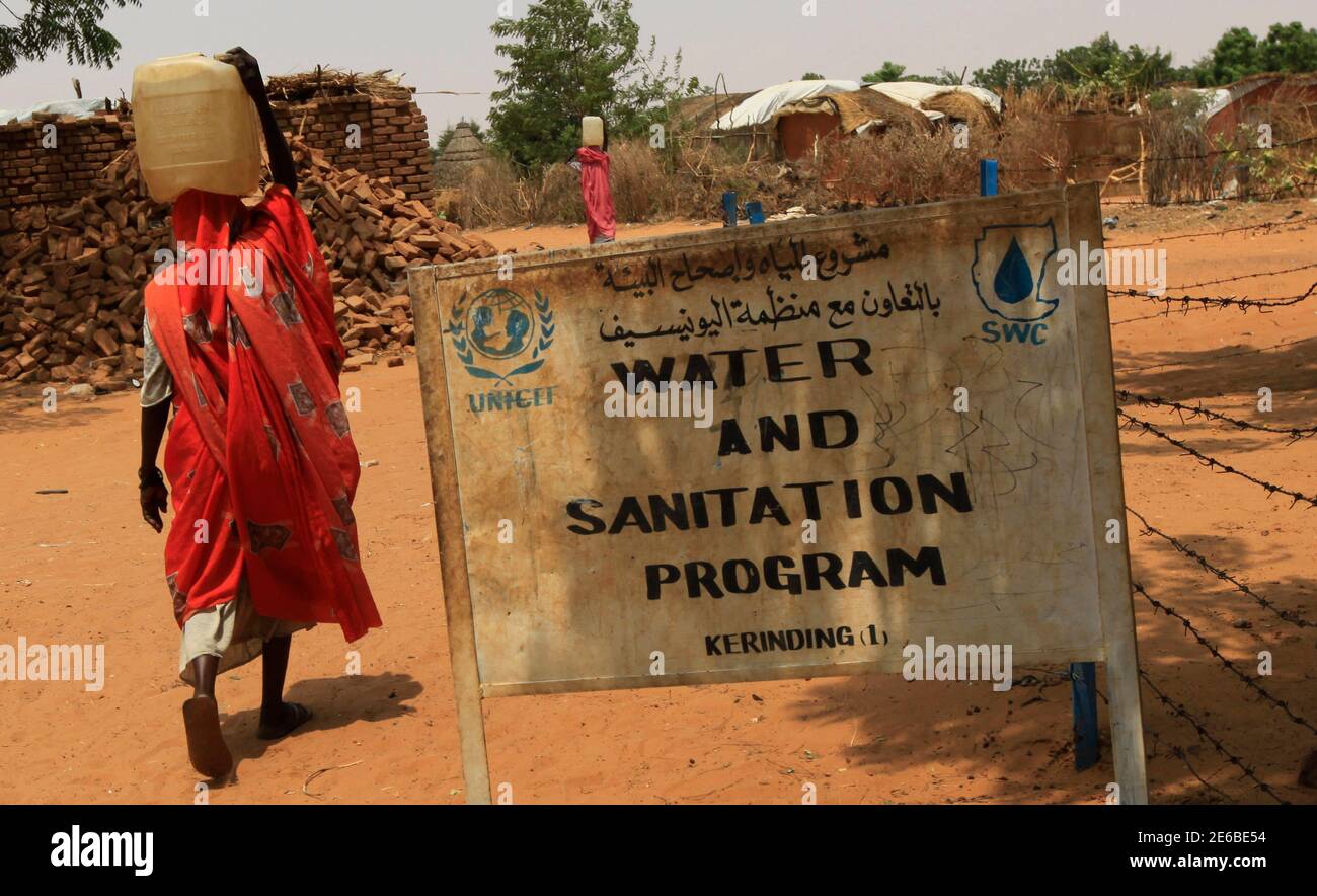 Women in sudan, carrying water hi-res stock photography and images - Alamy