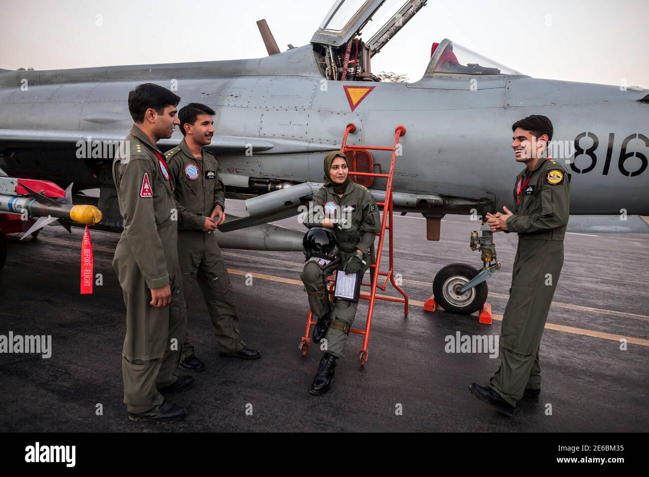 Chinese fighter pilots hi-res stock photography and images - Alamy