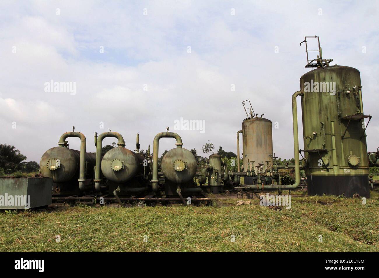 Oil flow station hi-res stock photography and images - Alamy