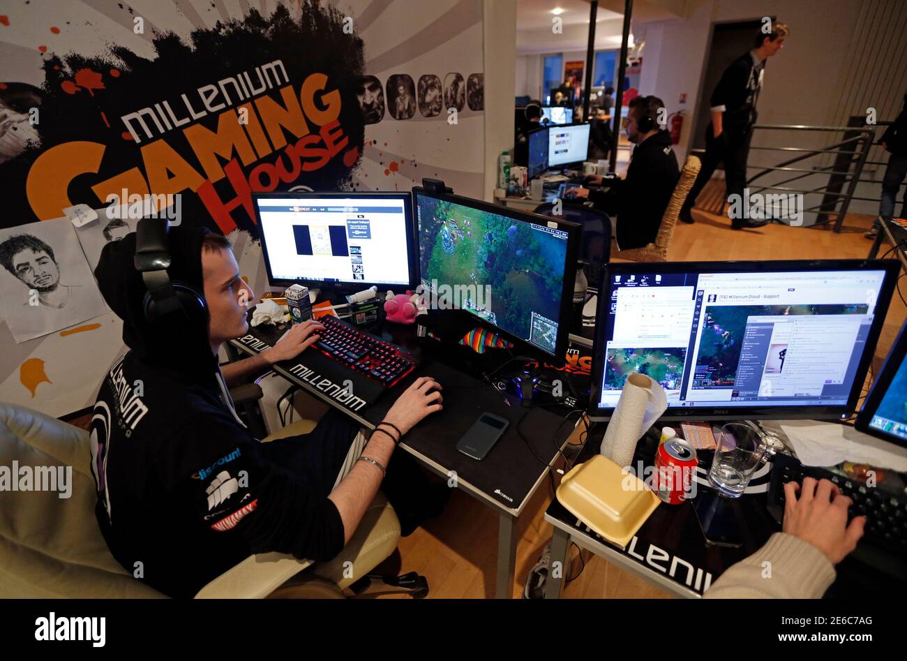 Lan parties hi-res stock photography and images - Alamy