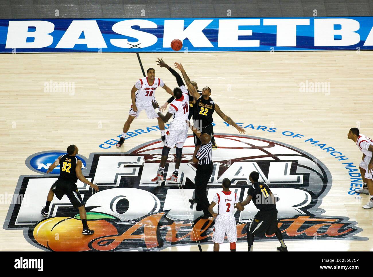Basketball tip off hi-res stock photography and images - Alamy