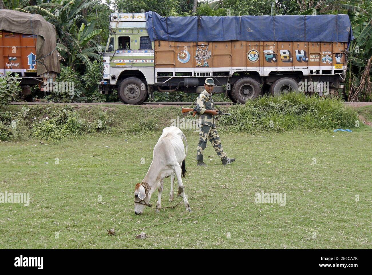 India bangladesh border crossing hi-res stock photography and images ...