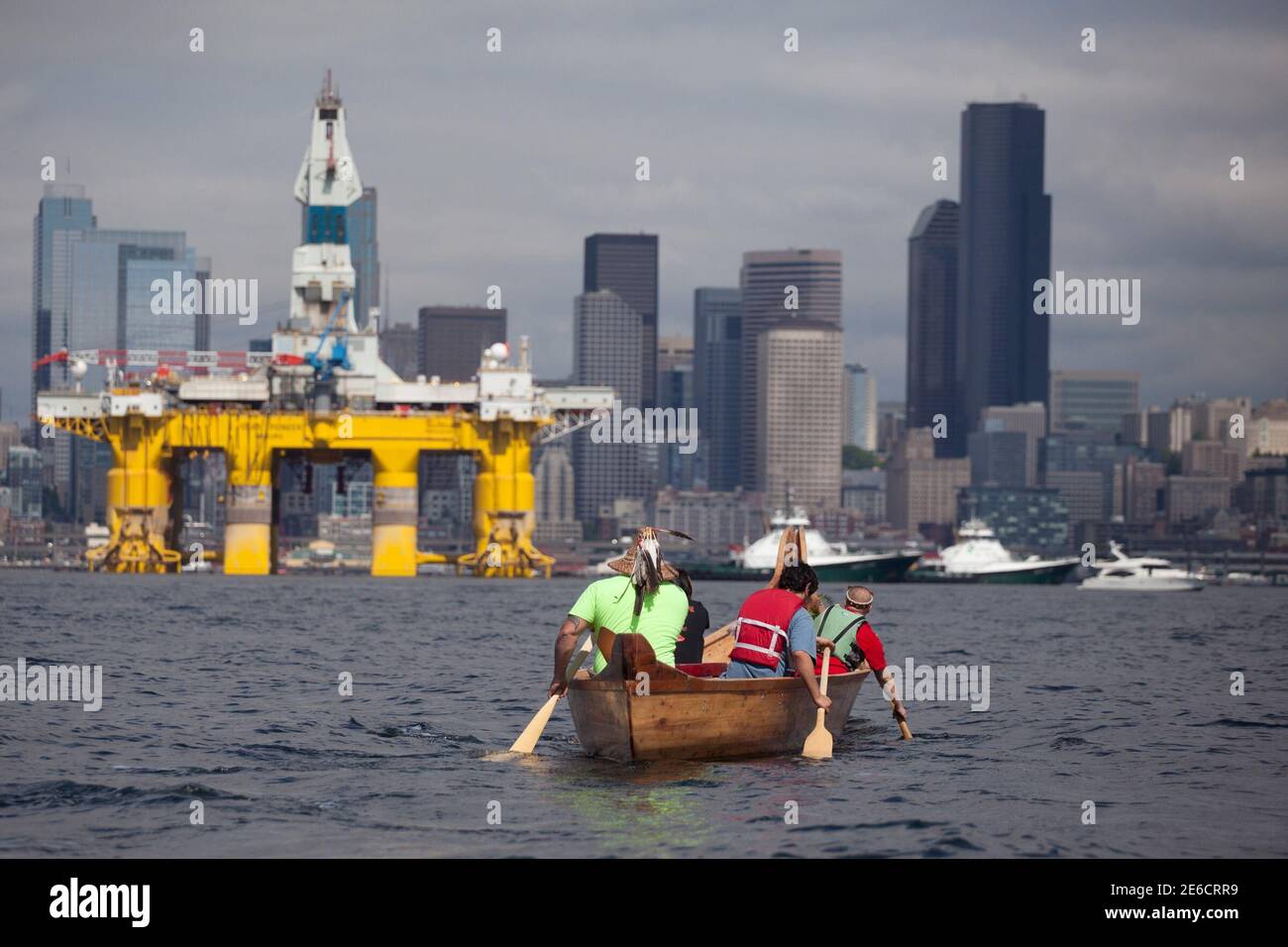 Royal dutch shell oil rig hi-res stock photography and images - Alamy