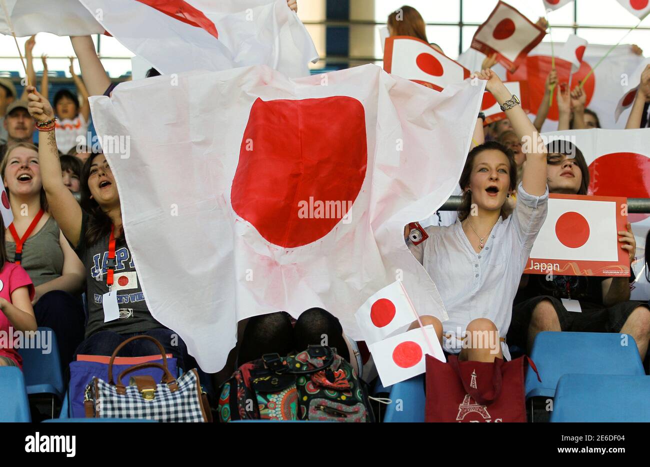 Supporters japan cheer team world hi-res stock photography and images ...