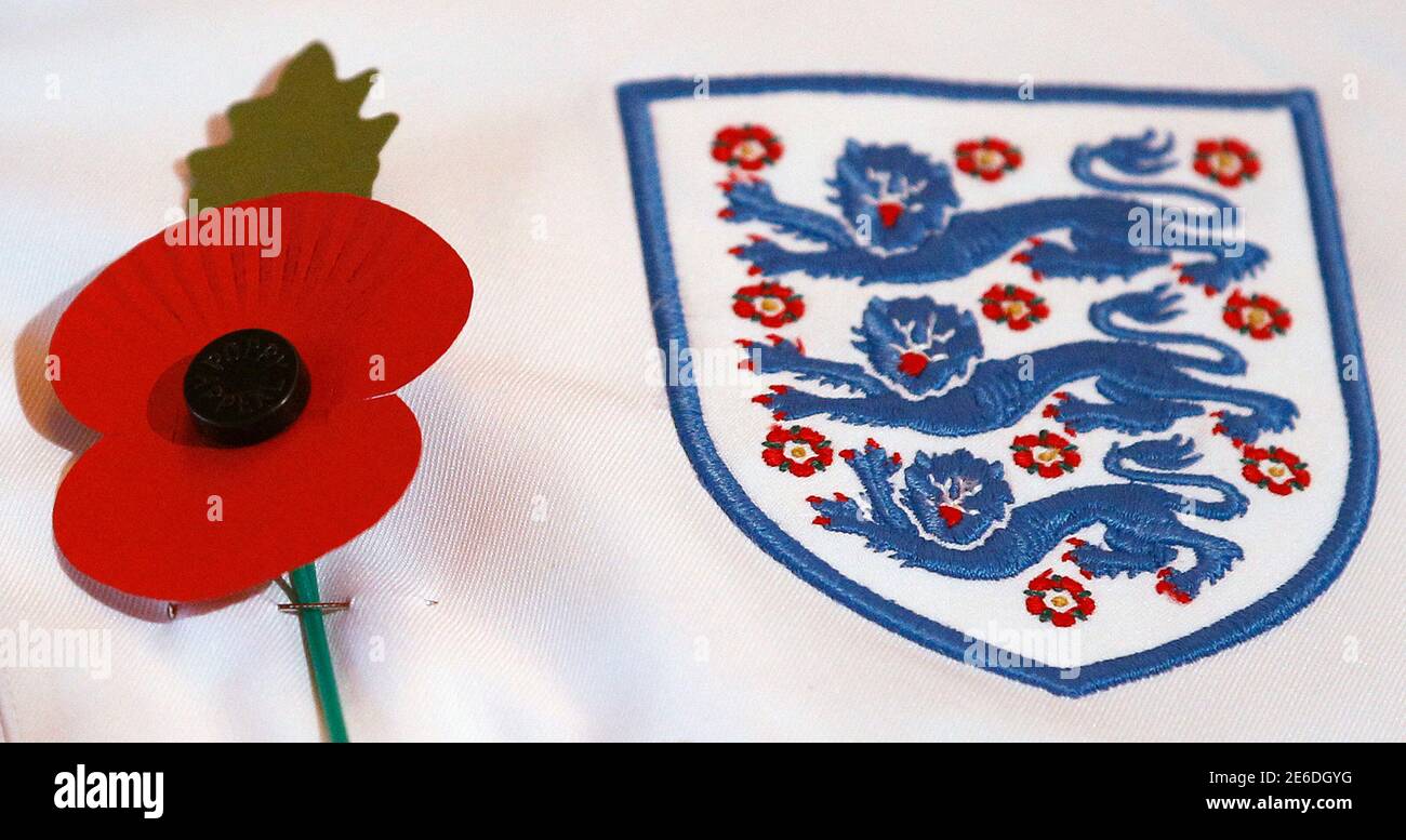 Remembrance day poppy soccer player hi-res stock photography and images ...