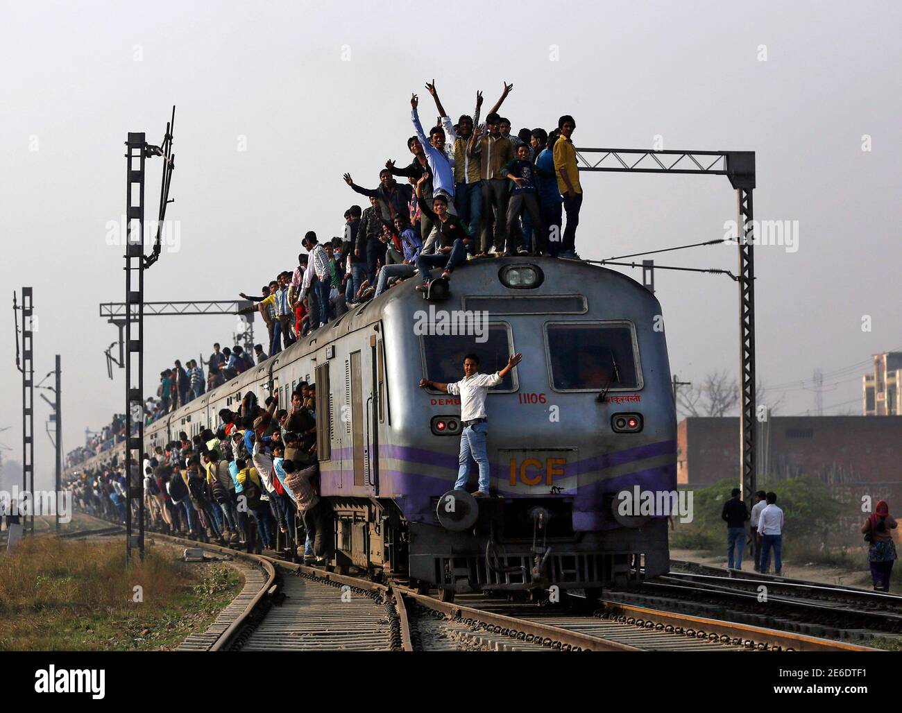 Overloaded train indian hi-res stock photography and images - Alamy