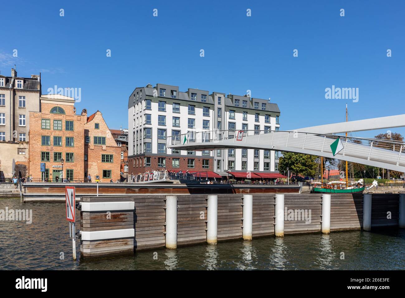 The Draw Footbridge over the Motława River in Gdansk Stock Photo - Alamy