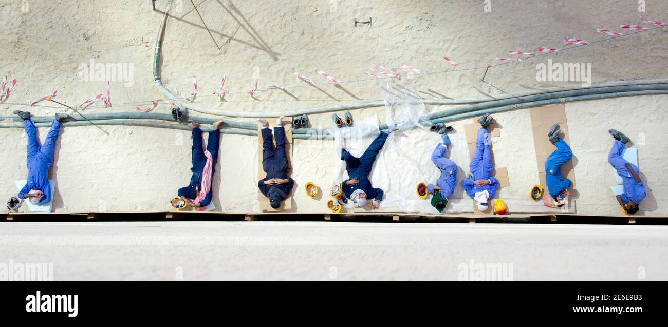 Construction Workers Kuwait High Resolution Stock Photography and ...