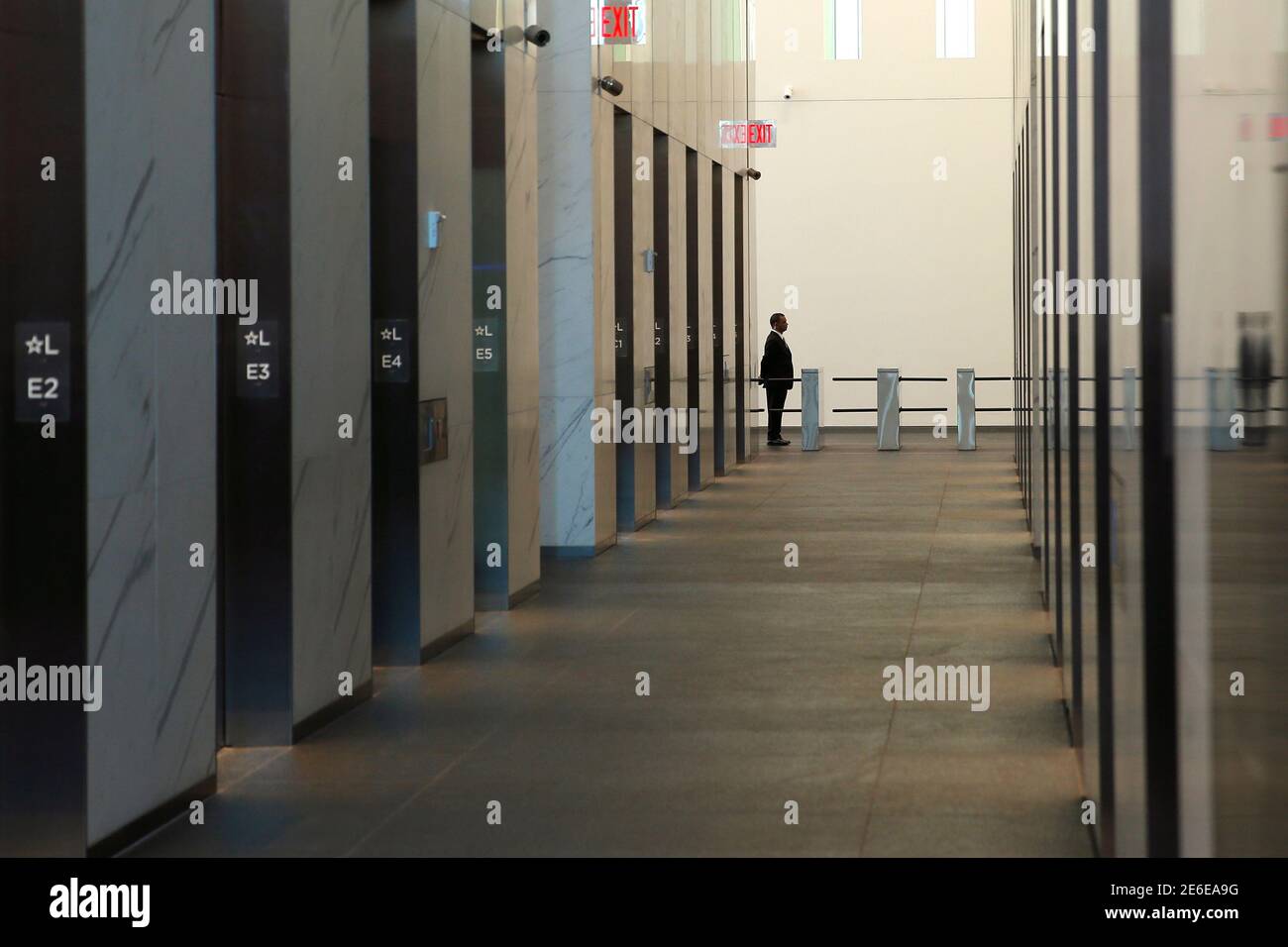 Lobby skyscraper elevator hi-res stock photography and images - Alamy