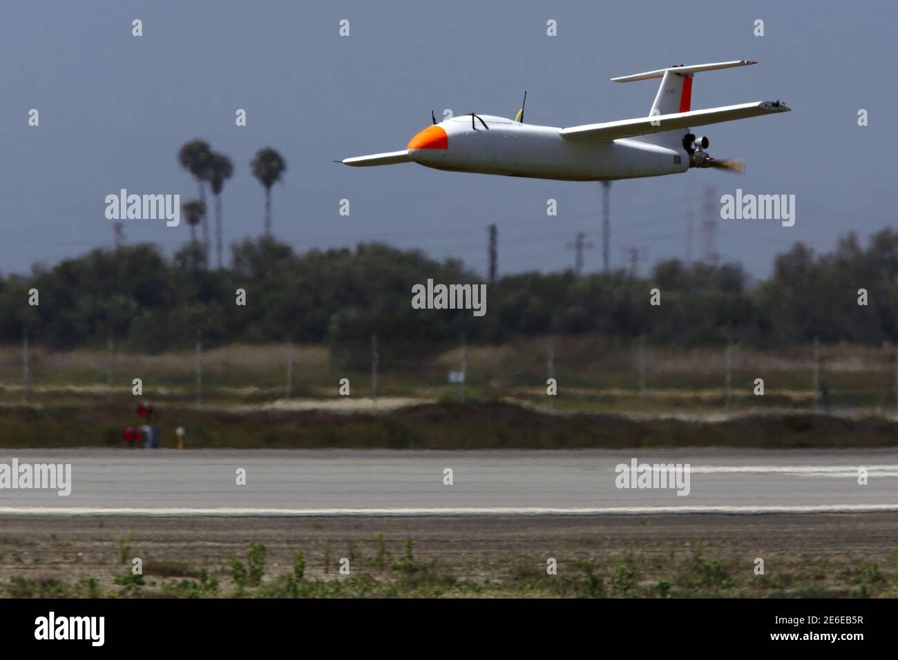 Vehicles on runway hi-res stock photography and images - Alamy