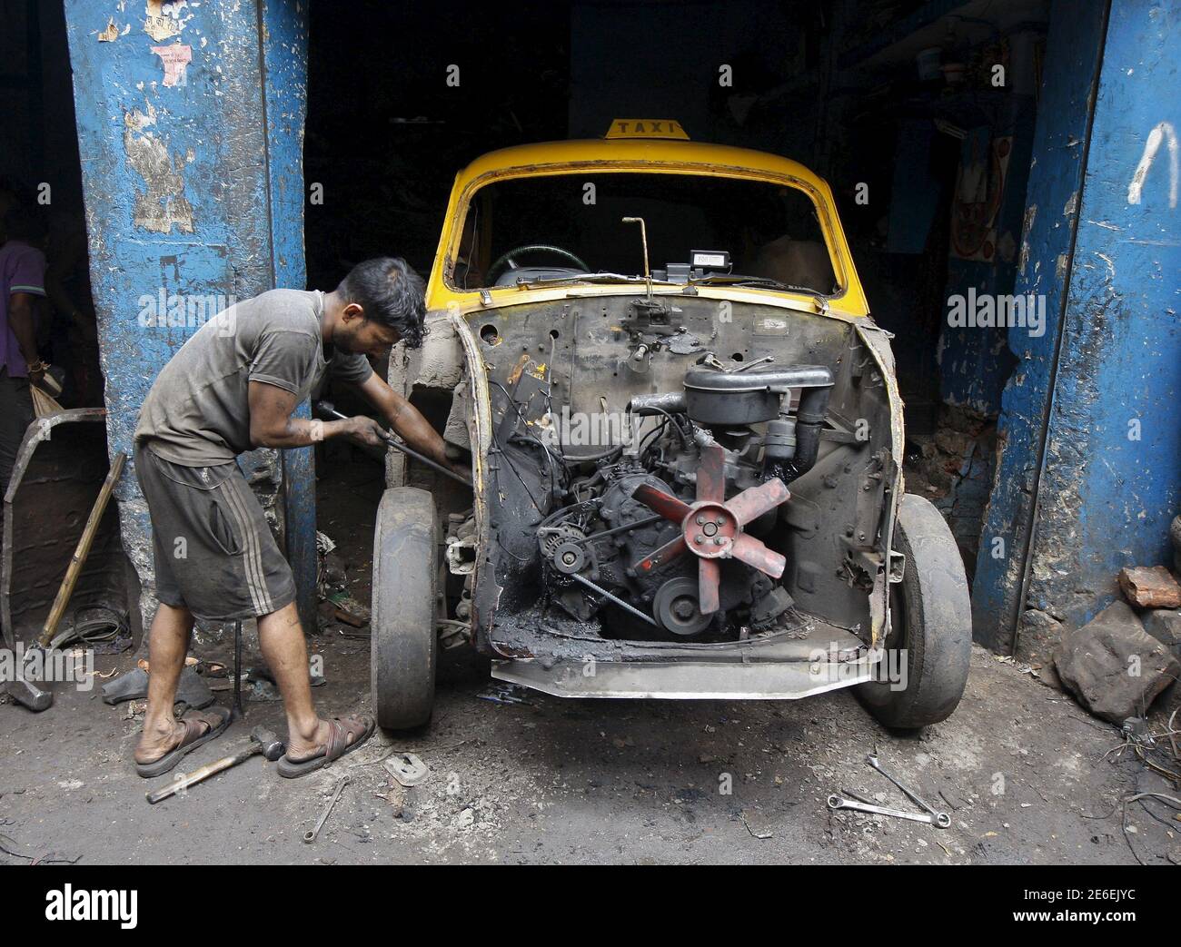 Car dismantle hi-res stock photography and images - Alamy